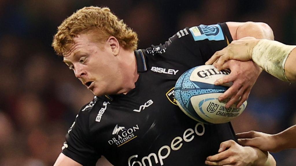 Archive: Bradley Roberts scores brilliant try for Dragons - BBC Sport