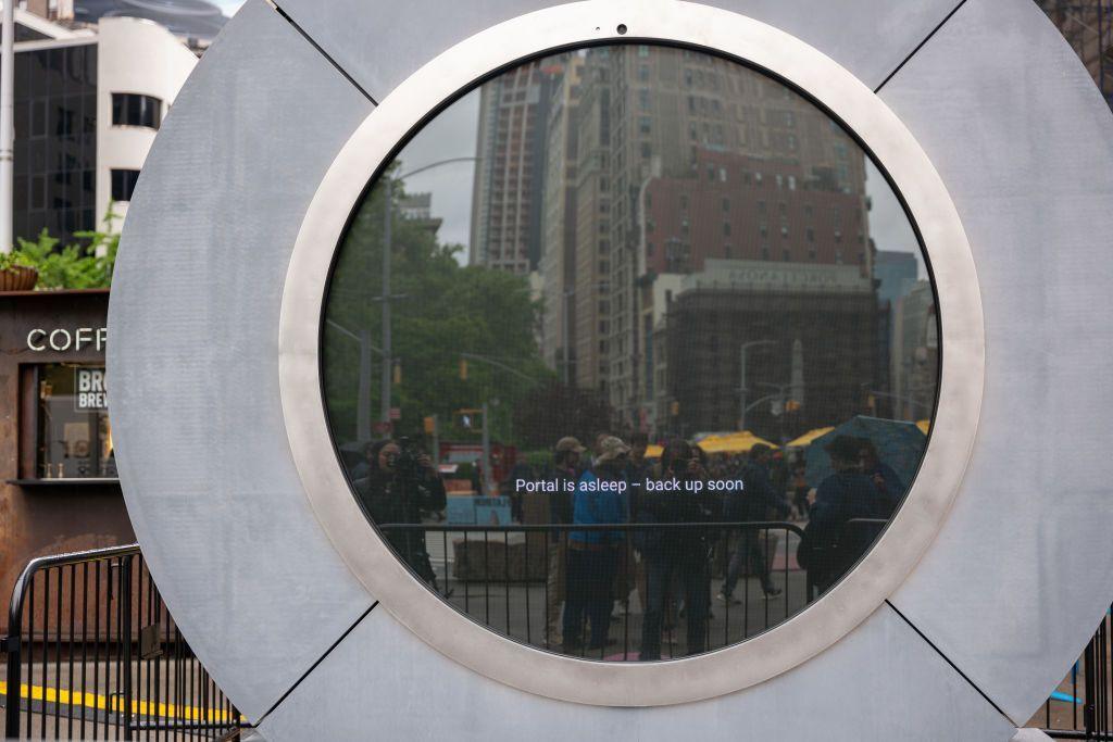 Dublin-New York portal reopens with set hours - BBC News