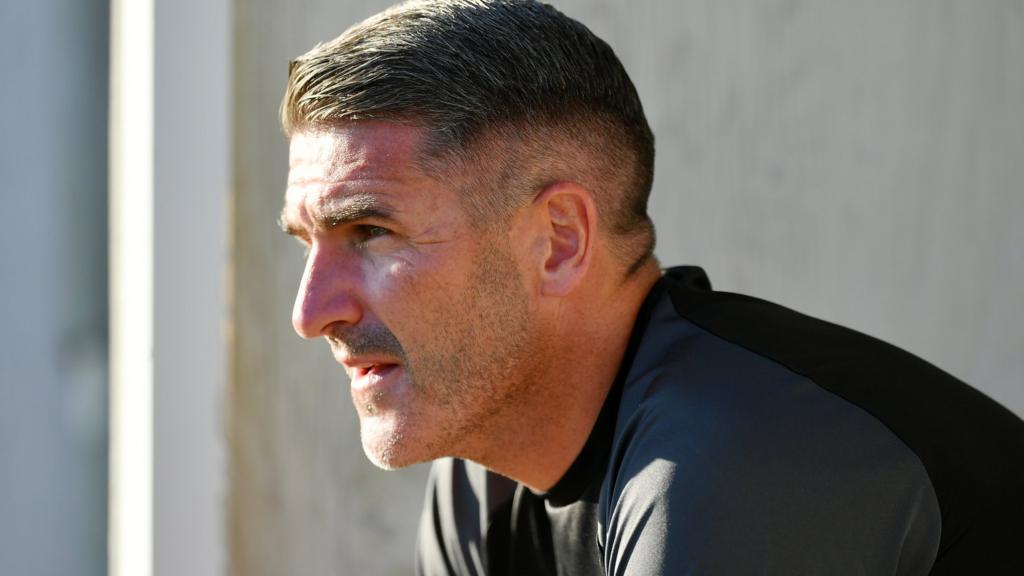 Ryan Lowe: Plymouth Argyle manager has street kickabout with kids - BBC ...