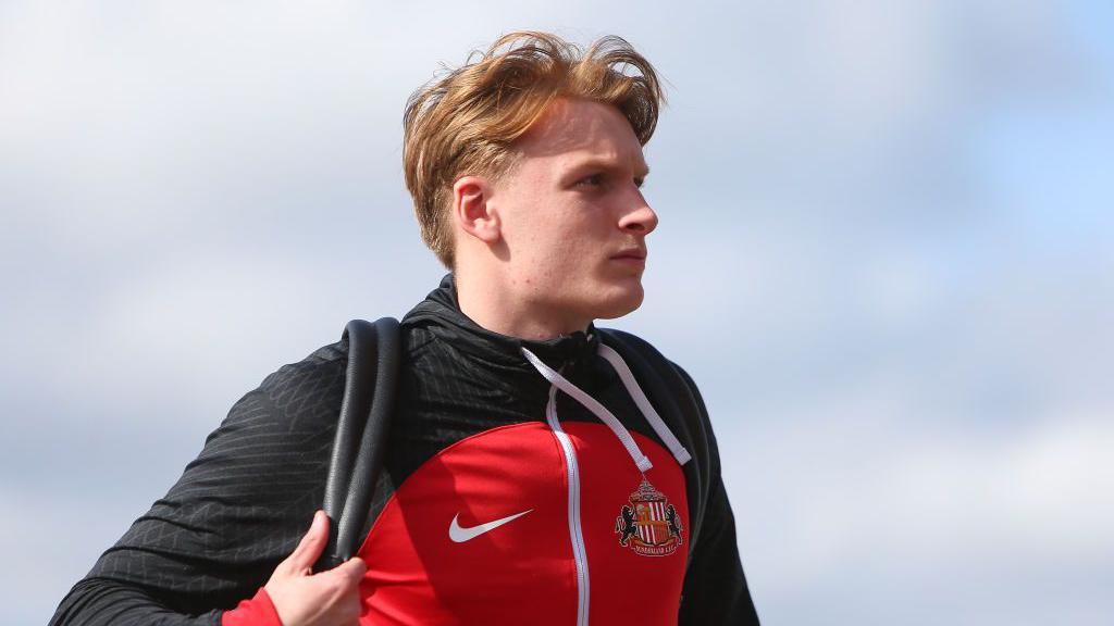 Sunderland defender Bainbridge signs on loan - BBC Sport