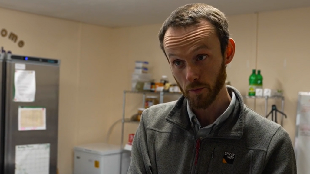 'Lot o bobl ddim yn cael bwyd blasus, iachus, lleol' - BBC Cymru Fyw