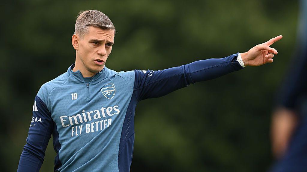 Leandro Trossard agrees new terms on Arsenal contract - BBC Sport