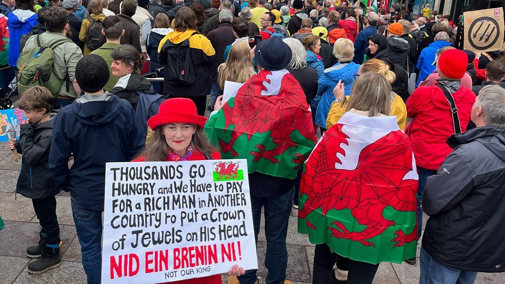 'Pwysig bod ni'n cael barn' ar y coroni medd protestwyr - BBC Cymru Fyw