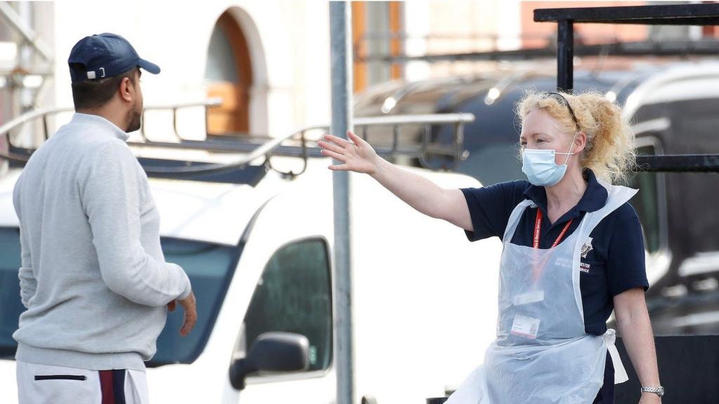Coronavirus: UK government under pressure over lack of tests - BBC News