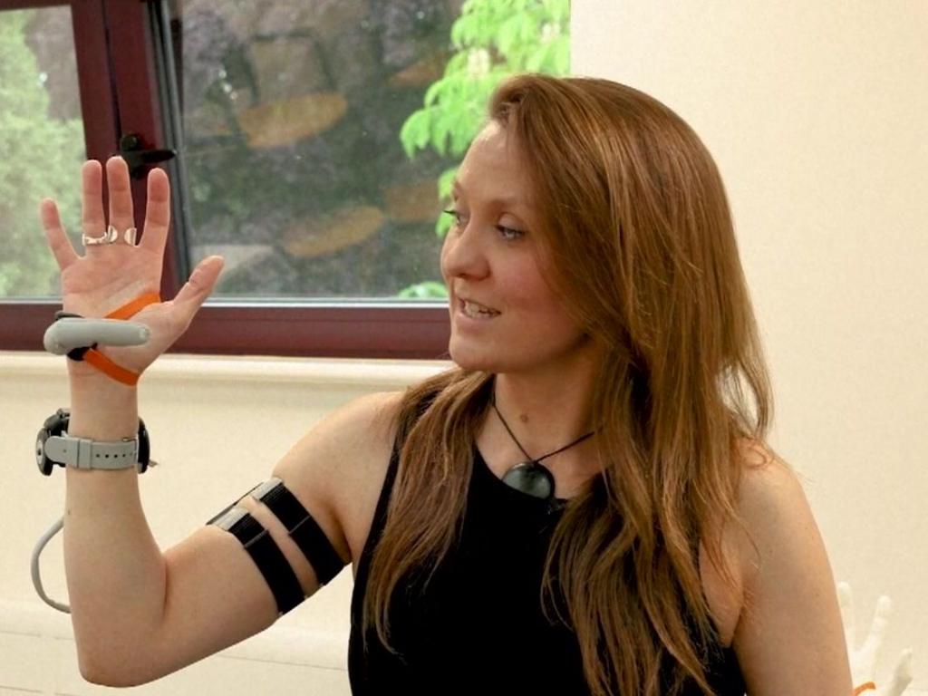 University of Cambridge scientists trial new robotic thumb - BBC Newsround