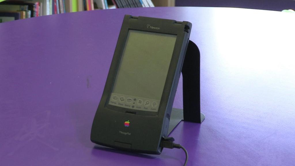Kids try out the first touch-screen tablet from the 90s - BBC Newsround
