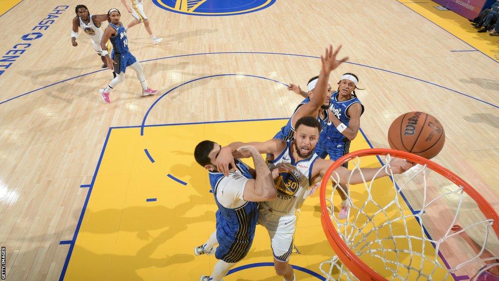 NBA round-up: Stephen Curry helps Golden State Warriors end three-game losing run - BBC Sport