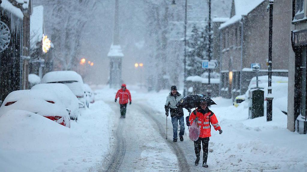 Amber warning of heavy snow for parts of Northamptonshire - BBC News