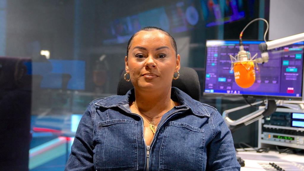 'Fi methu credu dwi'n number 1 yn y chart reggae ar iTunes' - BBC Cymru Fyw