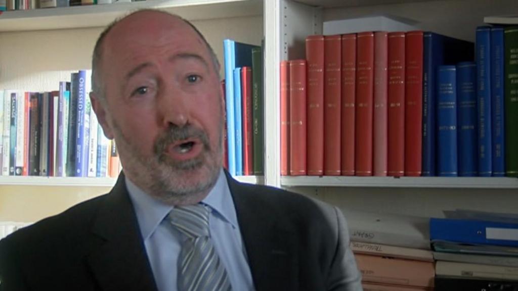 Cyngor Llyfrau: Pryder am swyddi yn y diwydiant cyhoeddi - BBC Cymru Fyw