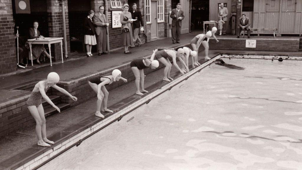 Solar panels installed at 116-year-old Yearsley Pool in York - BBC News
