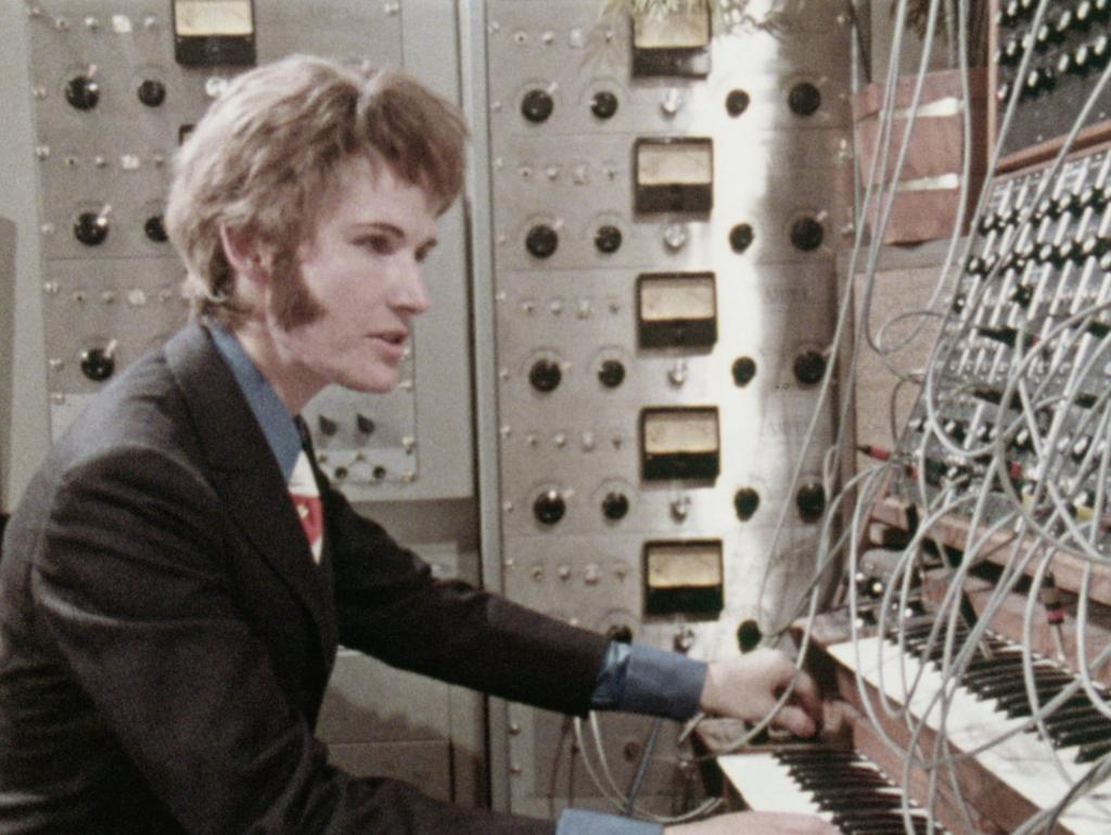1970: Wendy Carlos demonstrates the Moog Synthesiser - BBC