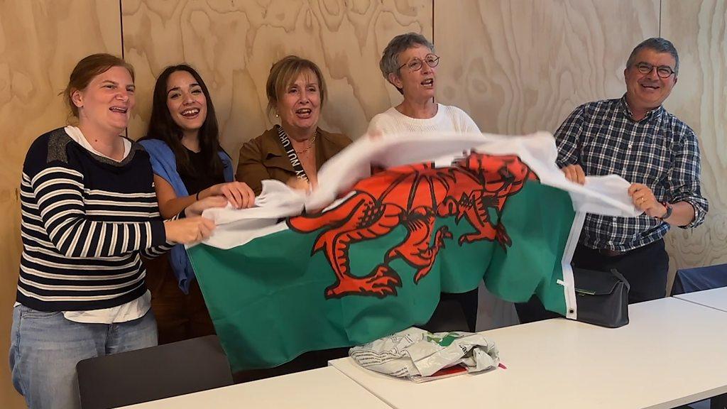 Rhoi gwersi Cymraeg i rai o drigolion Nantes - BBC Cymru Fyw