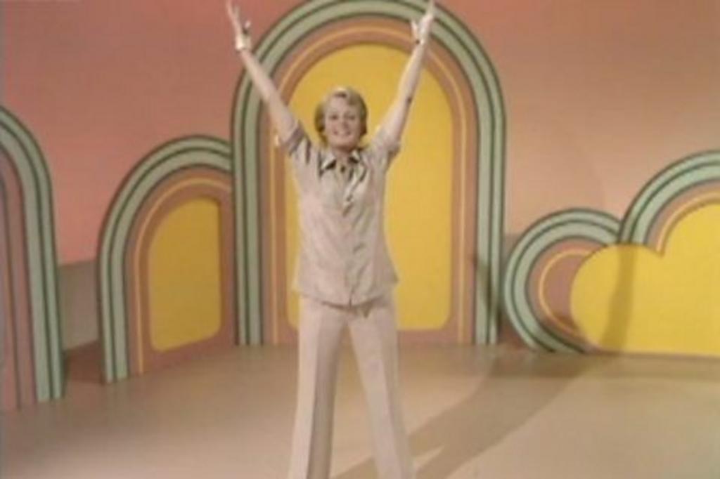 Keep fit stretching exercises for older people with Eileen Fowler - BBC