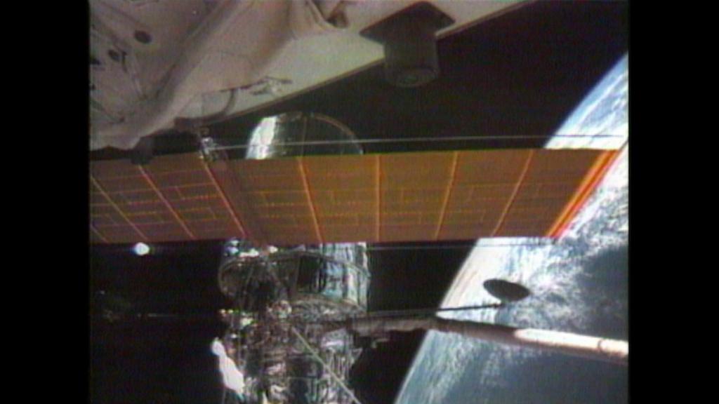 BBC Archive 1990: First image sent from Hubble Space Telescope - BBC