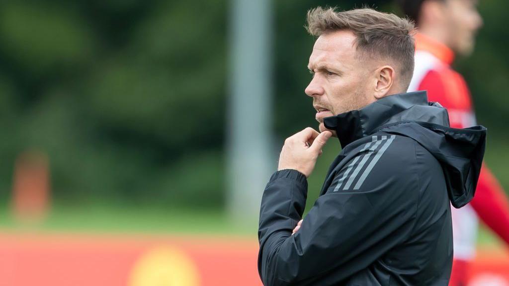 Y Coridor Ansicrwydd: Bellamy yn closio at y cefnogwyr - BBC Cymru Fyw