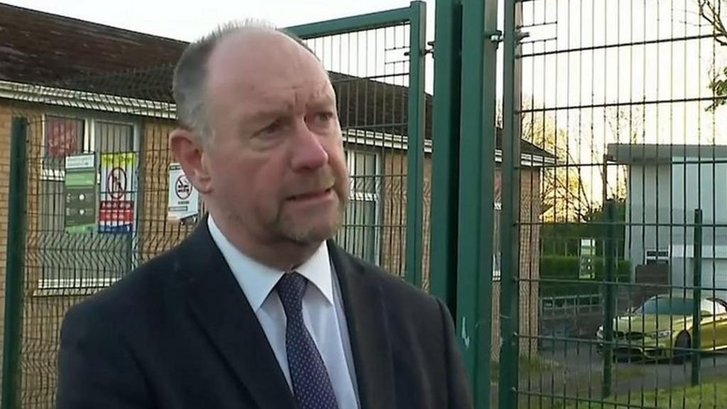 Dyffryn Aman: Brawd Cefin Campbell AS yn athro yn yr ysgol - BBC Cymru Fyw