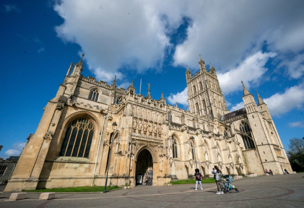 Gloucester Cathedral choir sings on roof for Ascension Day - BBC