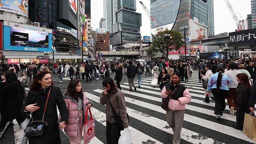 Shibuya: Japan introduces litter fine in Tokyo's tourist hotspot - BBC News