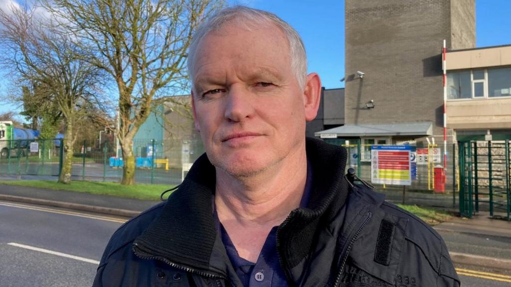 Colli swyddi 2 Sisters: 'Dwi'n teimlo'n reit flin' - BBC Cymru Fyw