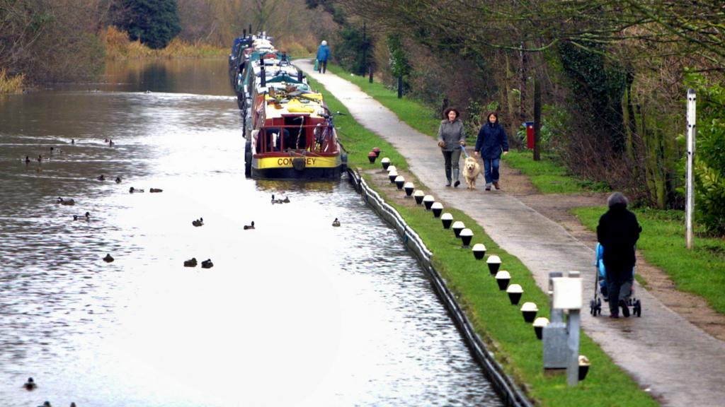 BBC Local Live: Beds, Herts & Bucks on Tuesday, 3 November 2015 - BBC News