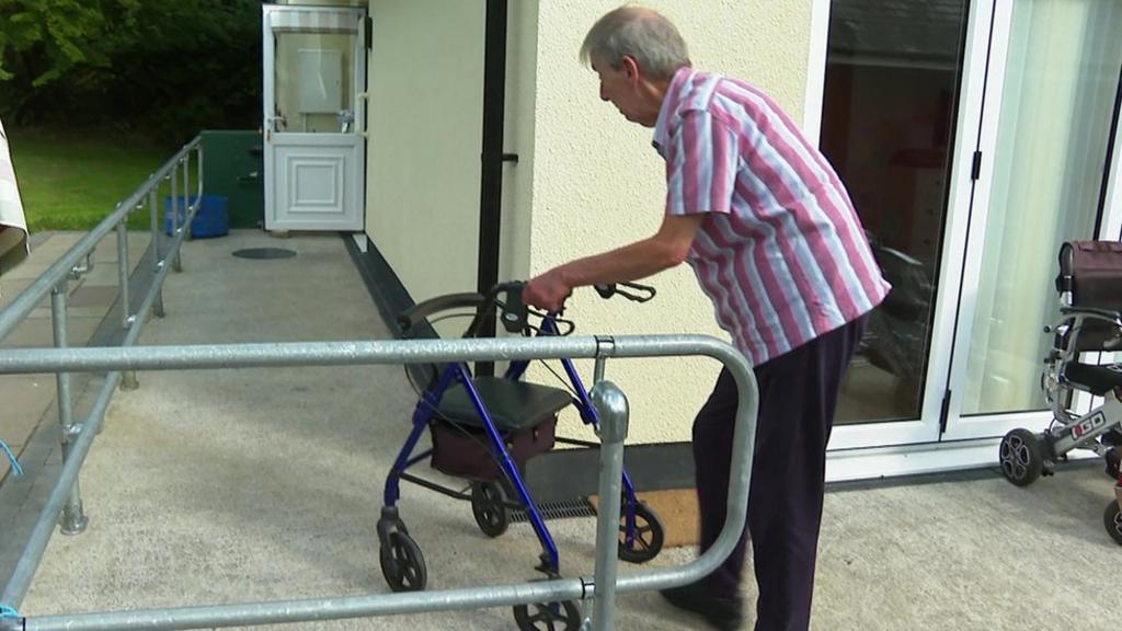 Costau ynni: 'Fydd bywyd yn galetach i bobl ag MS' - BBC Cymru Fyw