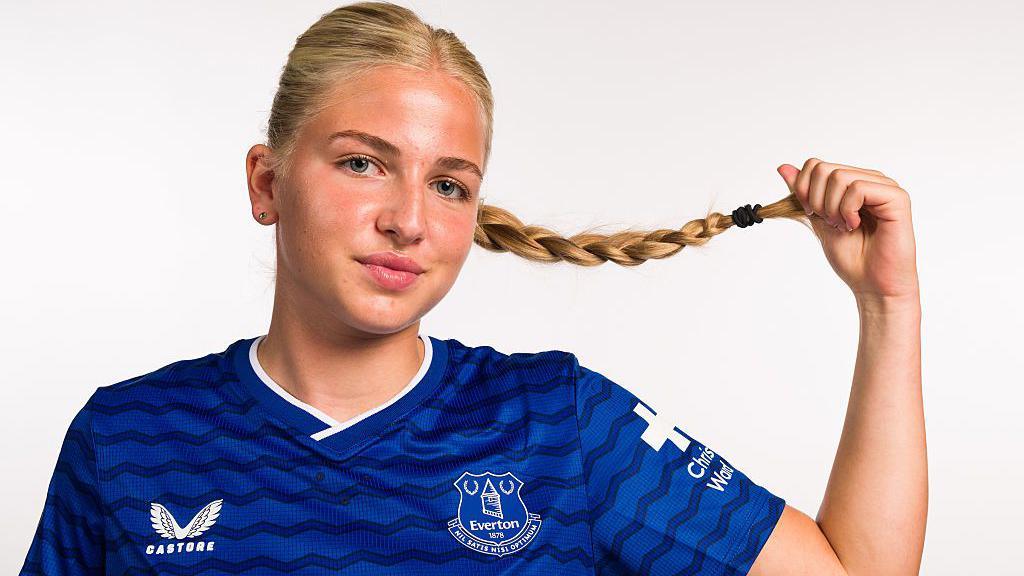 Issy Hobson: Everton recall defender from Nottingham Forest amid injury ...