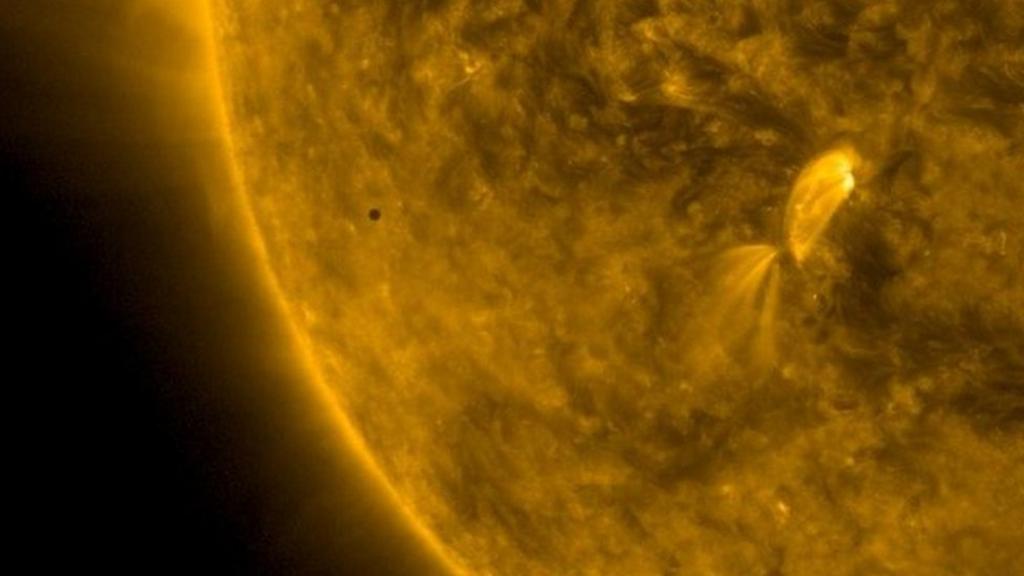 Rare Nasa images of Mercury's journey across the Sun - BBC Newsround