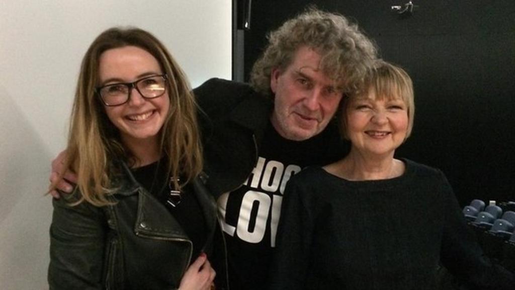 Datblygu yn siarad gyda Lisa Gwilym am eu gig olaf - BBC Cymru Fyw