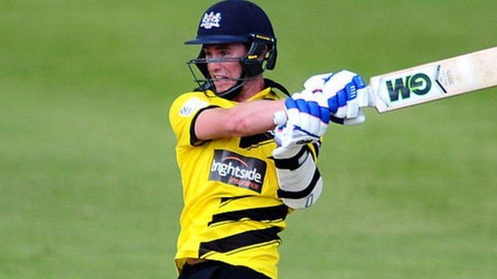 Ian Cockbain: Gloucestershire batsman extends contract - BBC Sport