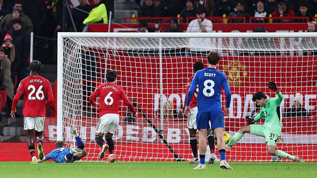 Man Utd news: Senne Lammens helps preserve famous Old Trafford record ...