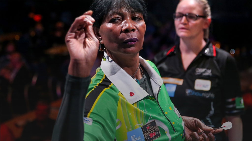 Darts champion Deta Hedman accepts OBE medal from Princess Anne - BBC News