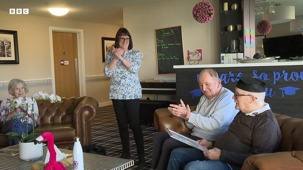 Teisteanas Gàidhlig do neach ann an dachaigh-cùraim - Naidheachdan a' BhBC