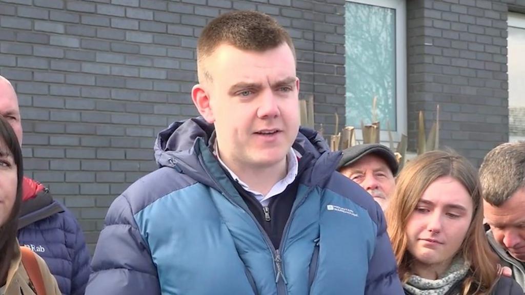 Cyn-aelod Bwncath: 'Mae fy enw da yn deilchion' - BBC Cymru Fyw