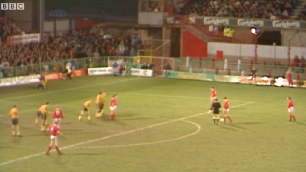Wrexham hero Thomas recreates '92 FA Cup goal against Arsenal - BBC Sport
