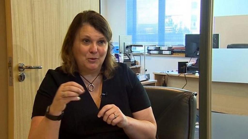 Bwlio ym myd gwaith yn 'faes anodd' - BBC Cymru Fyw