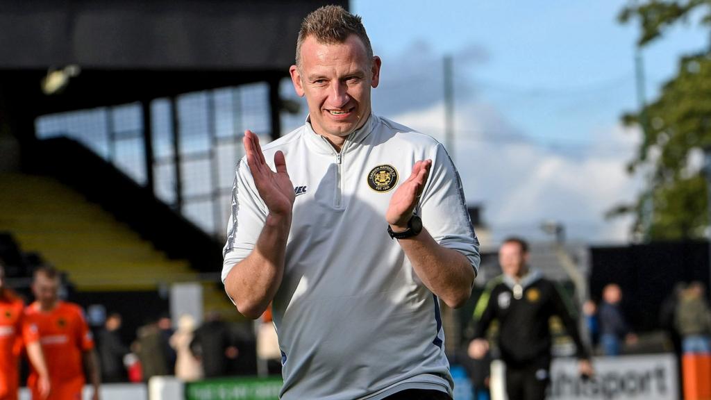 Watch: Irish Premiership - Carrick Rangers 0-2 Glentoran - BBC Sport