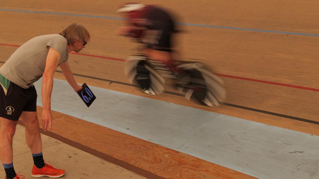 Watch Alex Dowsett's hour record attempt LIVE - BBC Sport