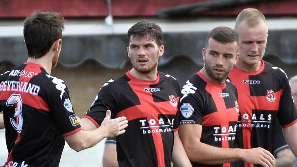 Crusaders edge out Portadown 2-1 to go top of the table - BBC Sport
