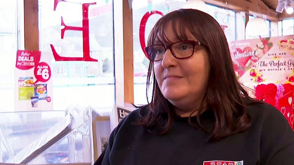 'Mae rhedeg swyddfa'r post yn 'gyfrifoldeb mawr' - BBC Cymru Fyw