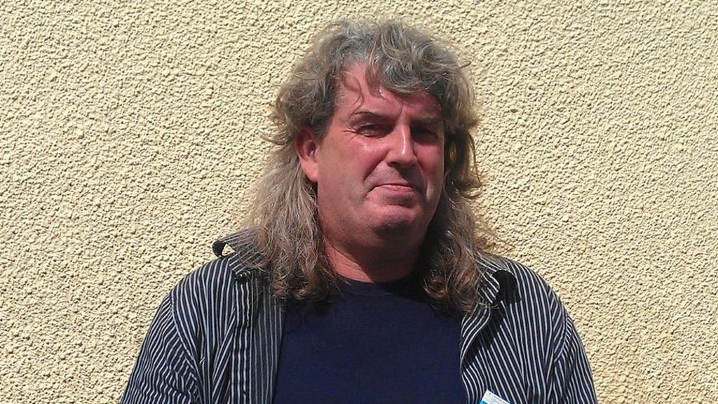 Dave Datblygu yn trafod canu yn Gymraeg gyda Huw Stephens - BBC Cymru Fyw