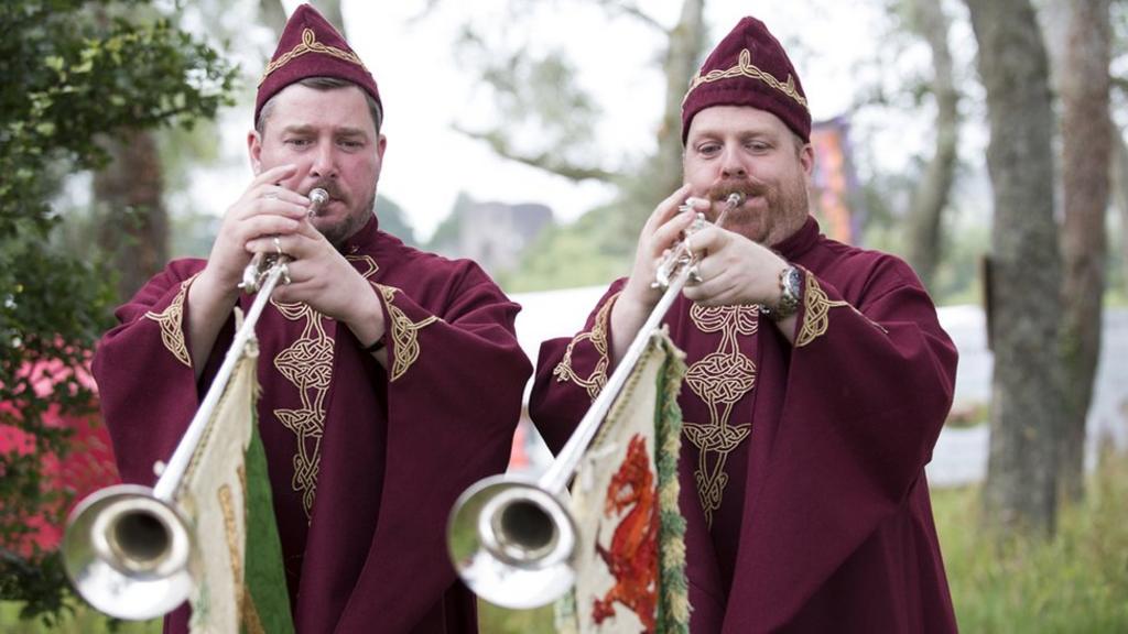 Dewi Griffiths yn dathlu 20 mlynedd o ganu'r corn gwlad - BBC Cymru Fyw