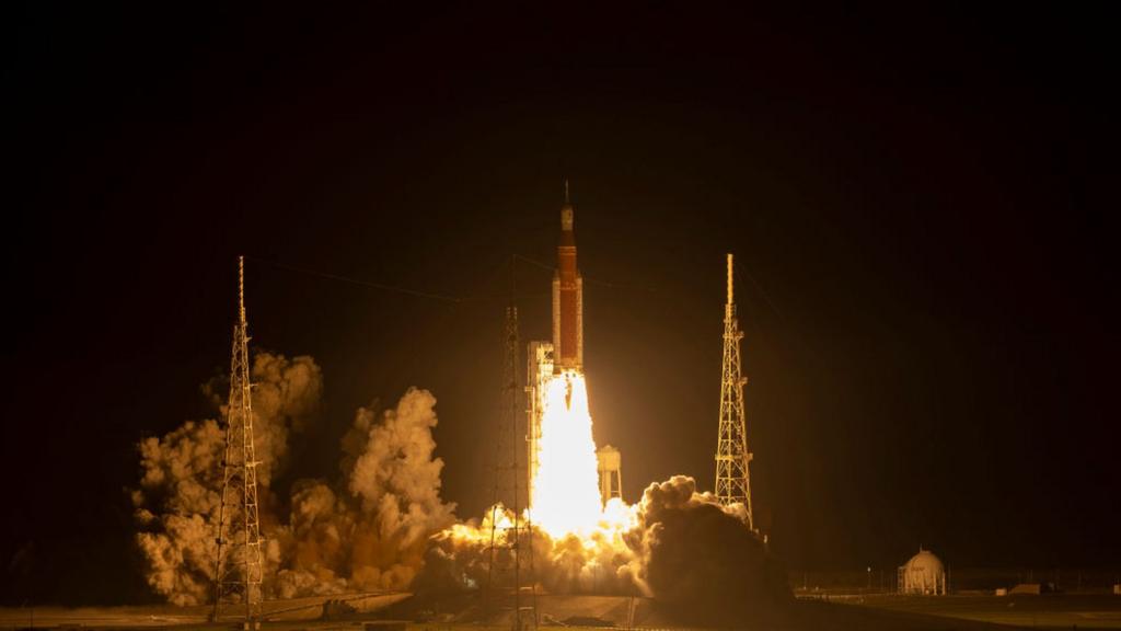 Nasa reveals which company will build the new Artemis spacecraft - BBC News