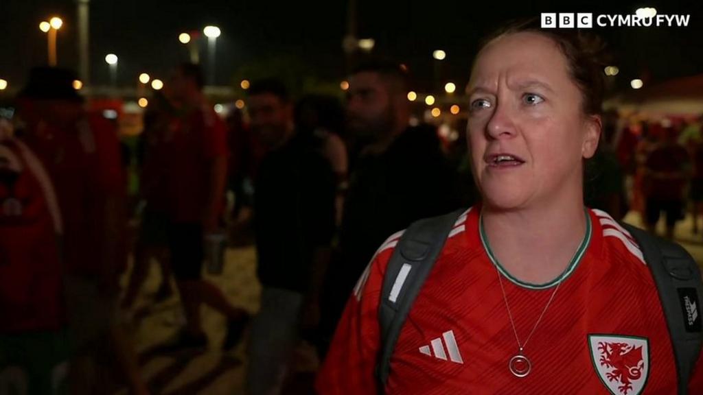 Ymateb aelodau'r Wal Goch wedi gêm o ddau hanner - BBC Cymru Fyw