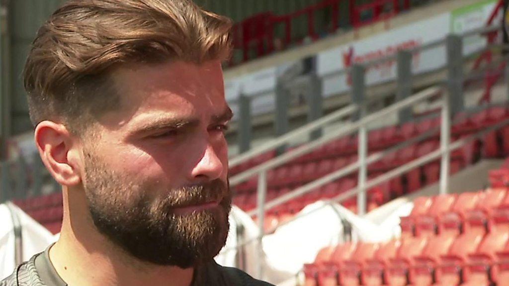 Elliot Lee: Forward ‘excited’ by Wrexham project - BBC Sport