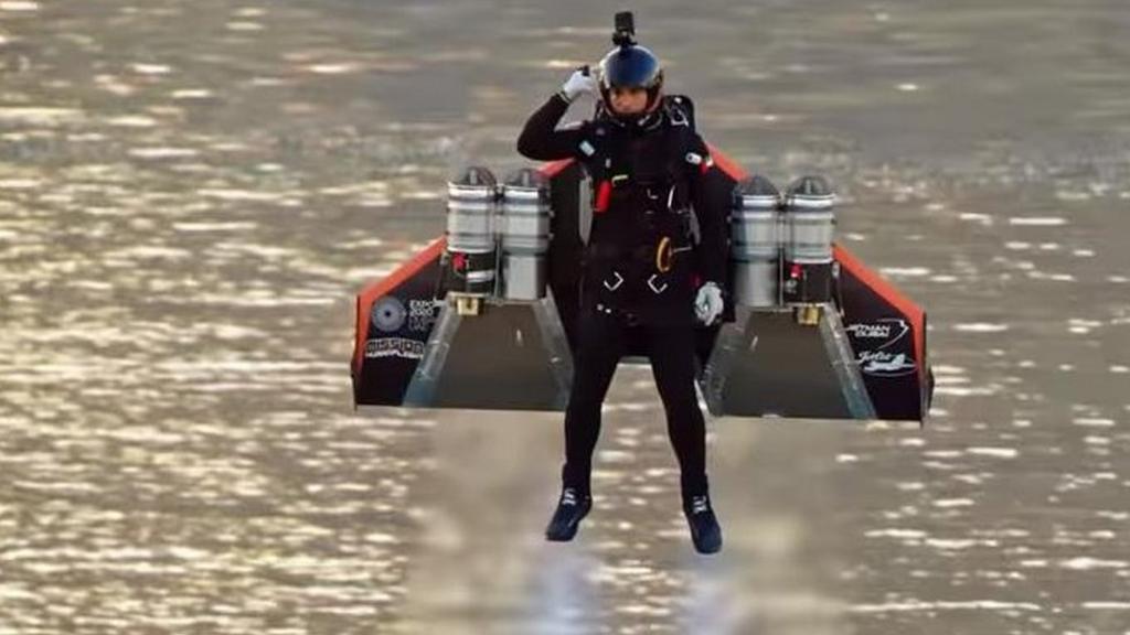 Jet pack man Vince Reffett flies over Dubai - BBC Newsround