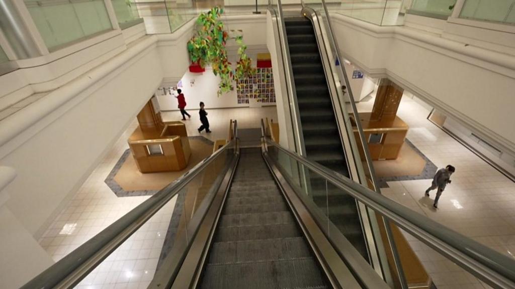 Mall schools: The US school in a shopping centre - BBC Newsround