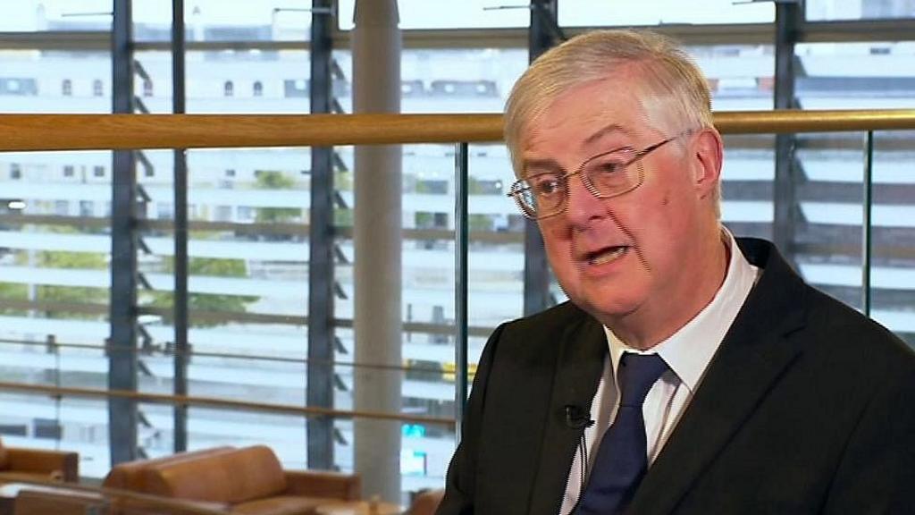 Prif Weinidog: Toriadau cyllideb 'yn argyfwng' - BBC Cymru Fyw