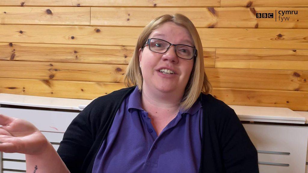 Cynnydd tâl sefydlog yn 'glec arall' mewn cyfnod anodd - BBC Cymru Fyw