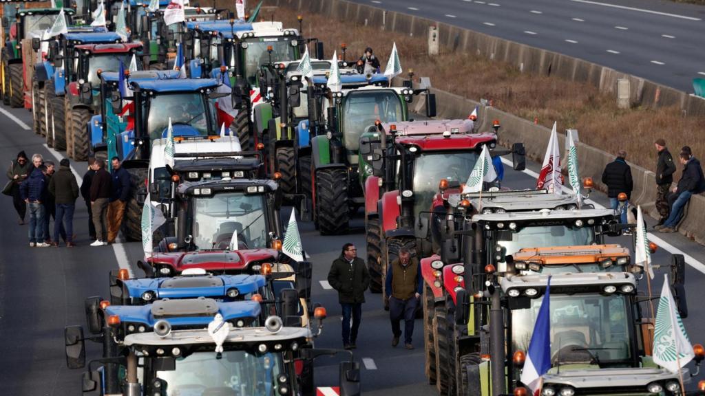 Tractors block major roads as 'siege of Paris' begins - BBC News